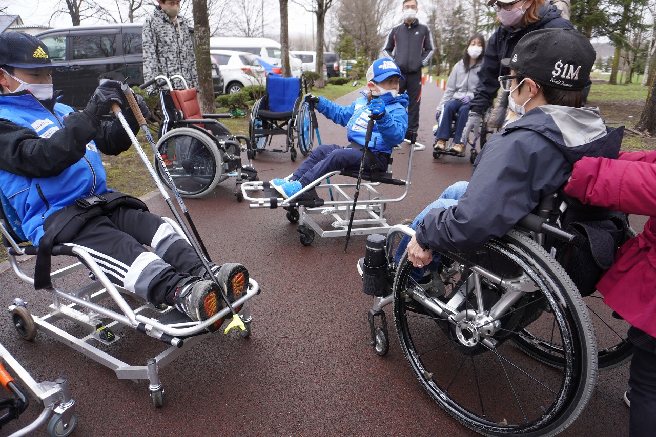 座って楽しむスキーのフルシーズンバージョン【ローラーシッティングスキー】roller Sit Ski Com泉屋 7521