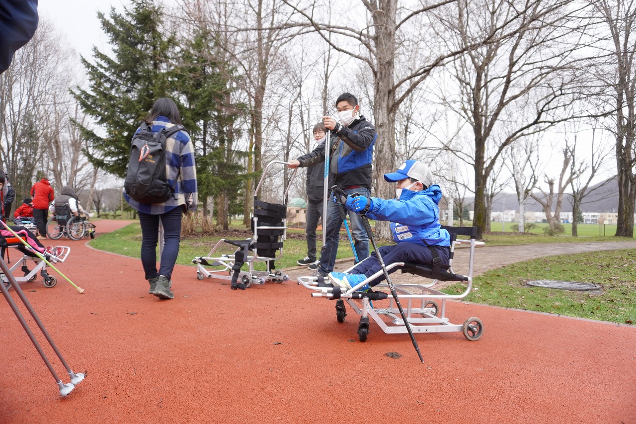 座って楽しむスキーのフルシーズンバージョン【ローラーシッティングスキー】roller Sit Ski Com泉屋 7432